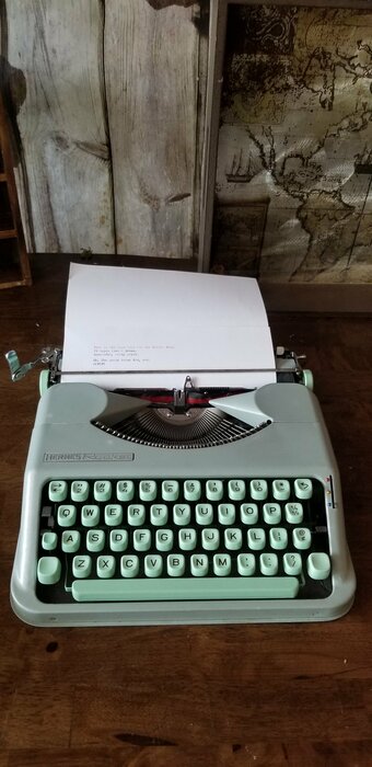 A Typewriter in 2022? The 5 Best Products for Distraction Free, Old ...